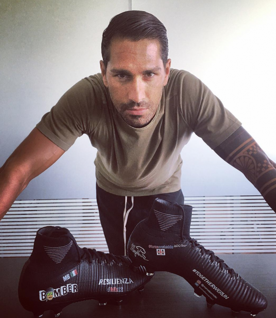 Quali giocatori indossano scarpe da calcio nere e perchè?