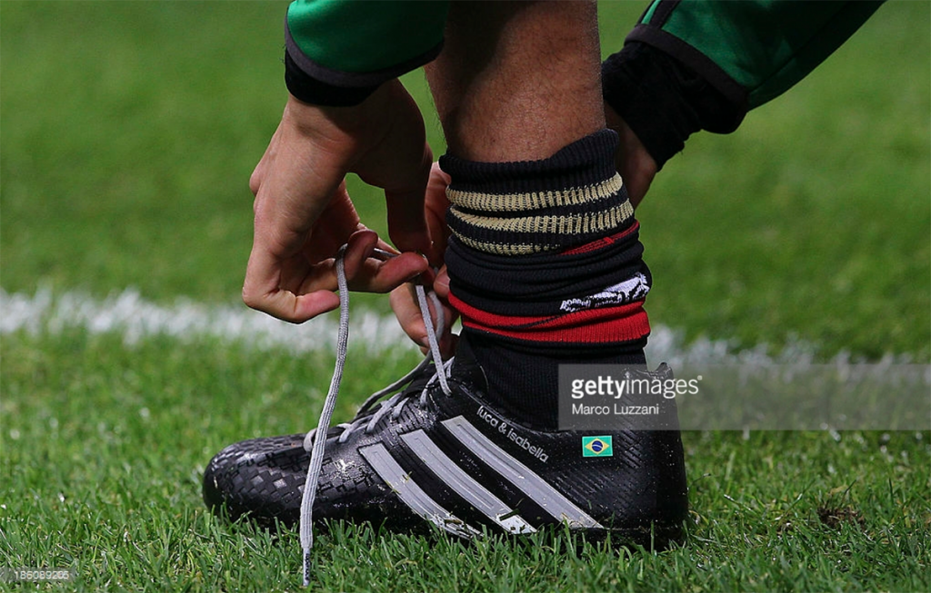 Quali giocatori indossano scarpe da calcio nere e perchè?