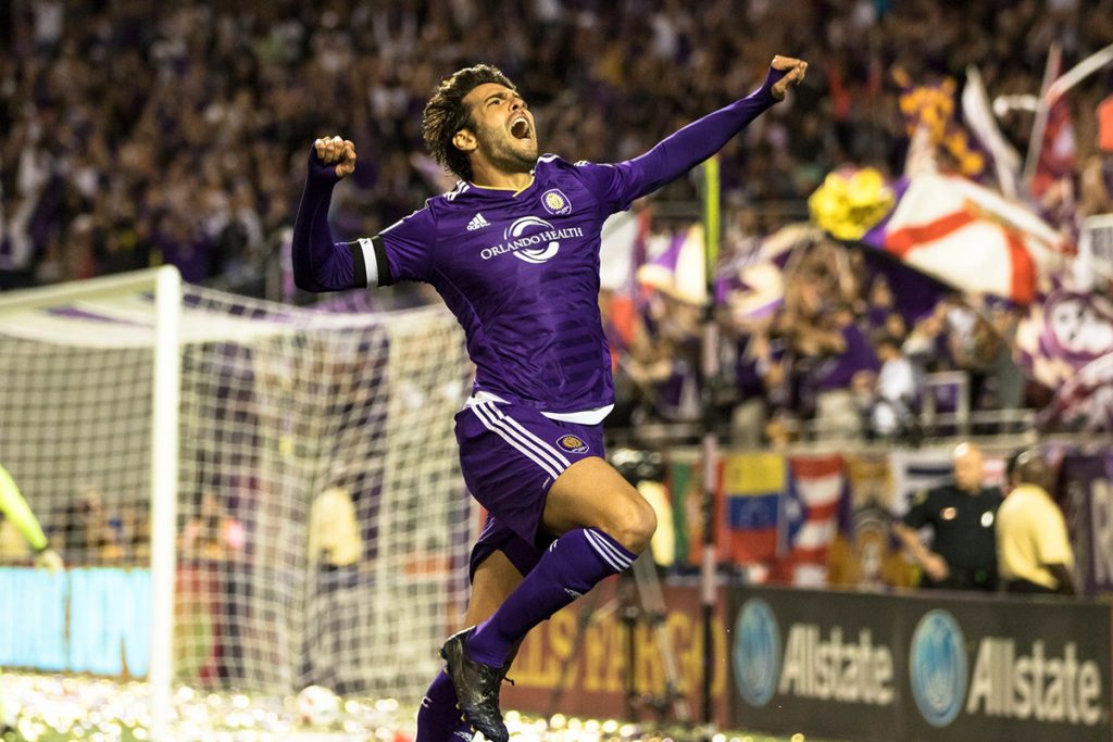 Quali giocatori indossano scarpe da calcio nere e perchè?