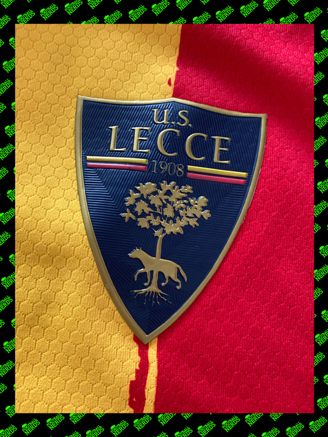 Maglie-serie-a-2022-2023-Lecce_Home_Dettagli